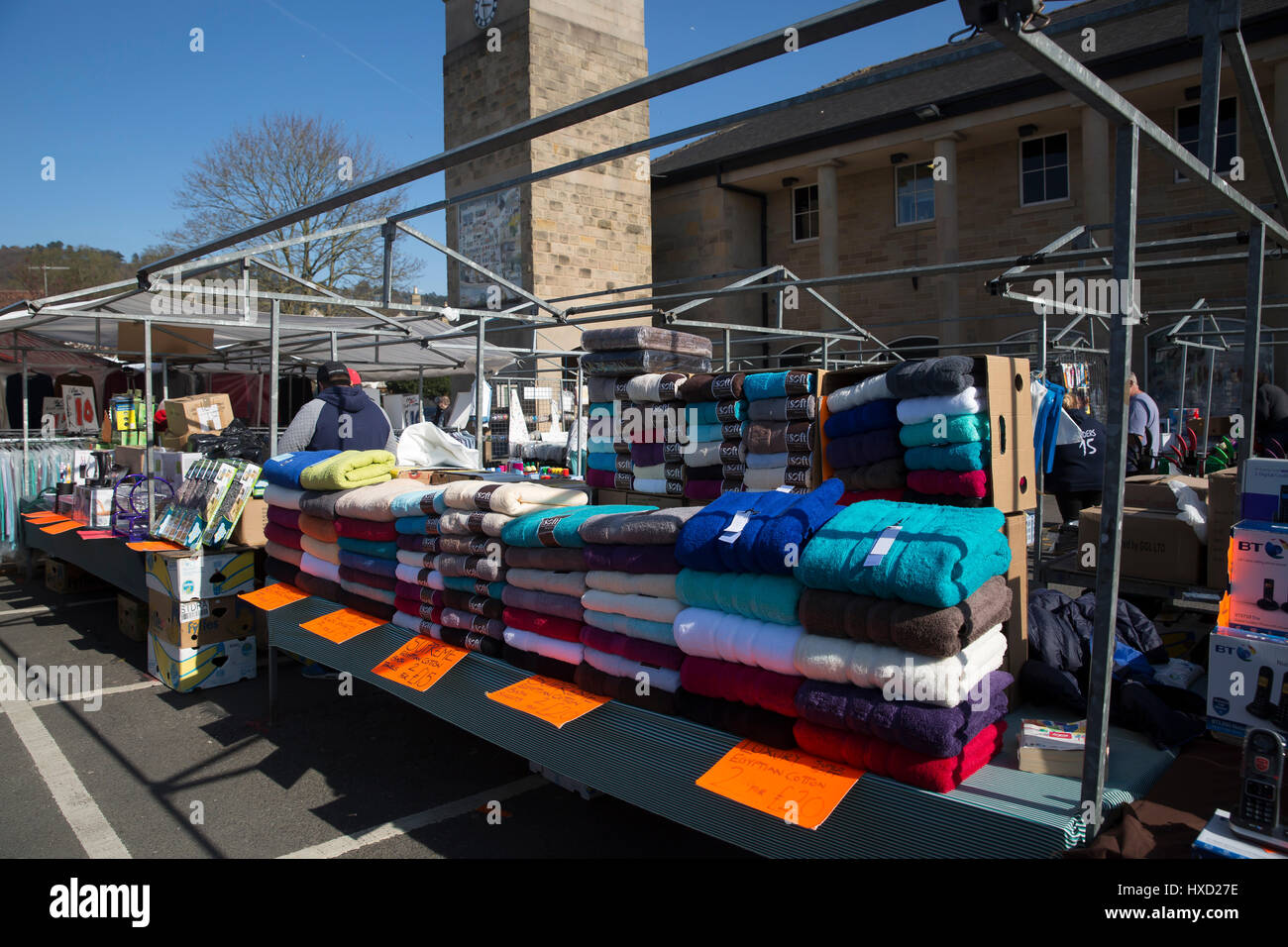 Market stalls on market day in Bakewell, Derbyshire Stock Photo - Alamy