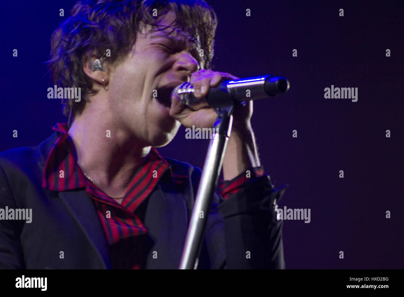 Singer Matt Shultz of Cage the Elephant performs Estereopicnic Music ...