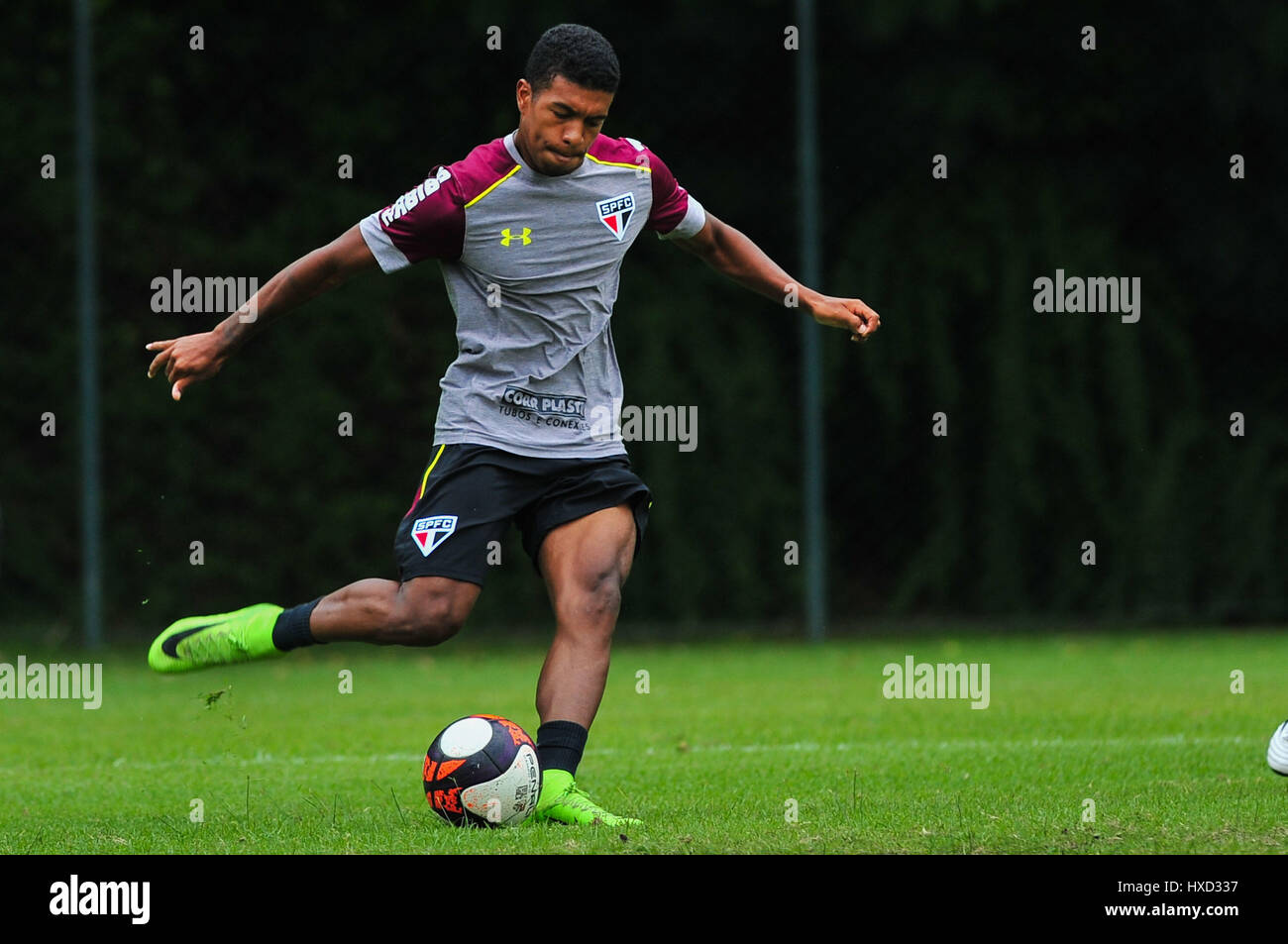 SÃO PAULO, SP - 27.03.2017: TREINO SPFC - Leonel Natel during training ...