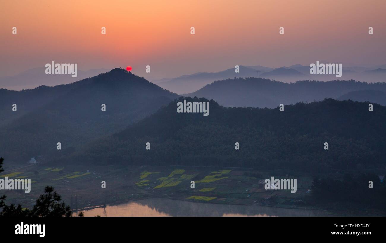 Ningbo, Ningbo, China. 27th Mar, 2017. Spring scenery of Dongqian Lake ...