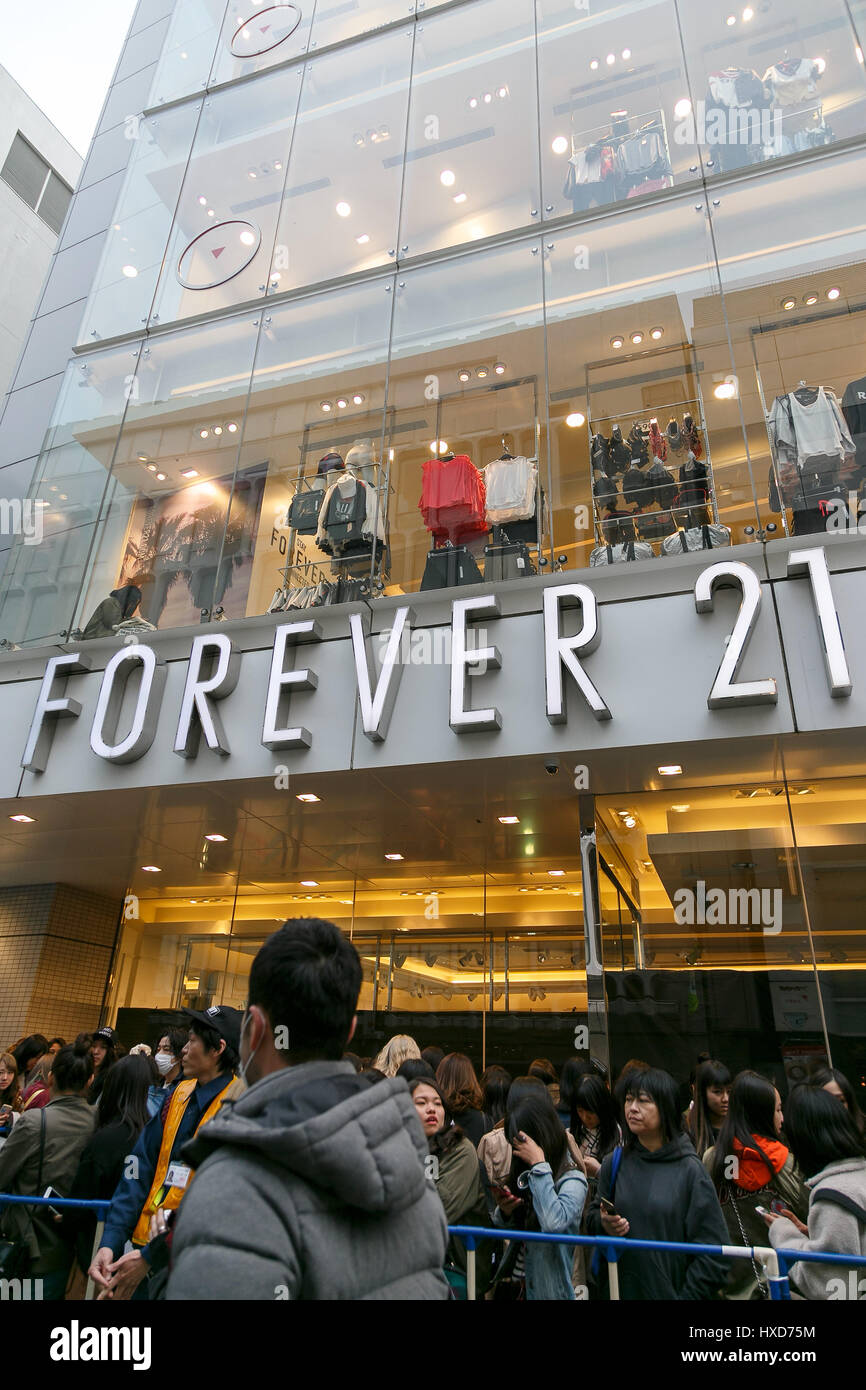 Tokyo, Japan. 28th March 2017. Fans wait outside FOREVER 21 store in ...