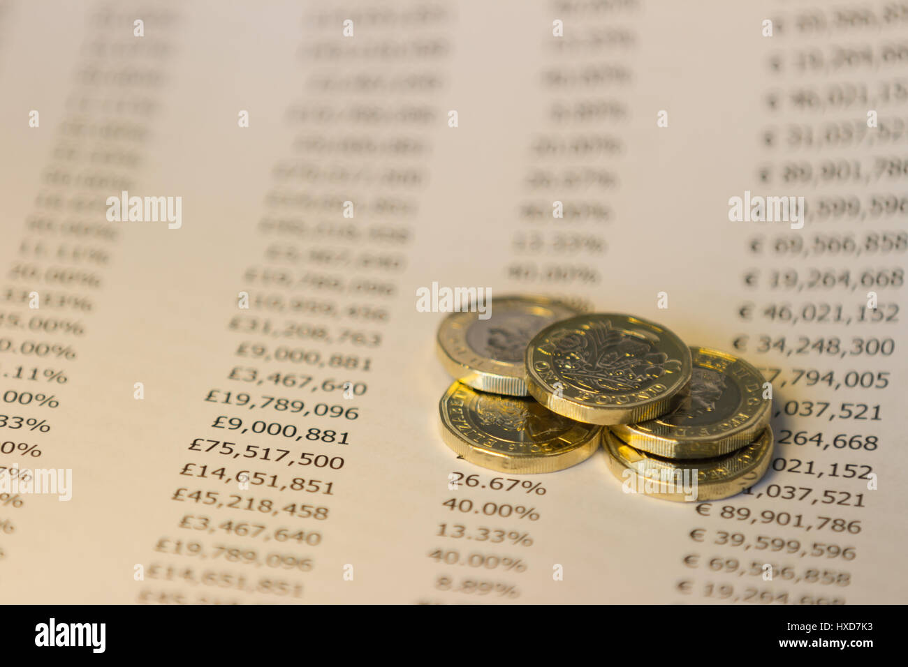 Stack of new pound coins hi-res stock photography and images - Alamy