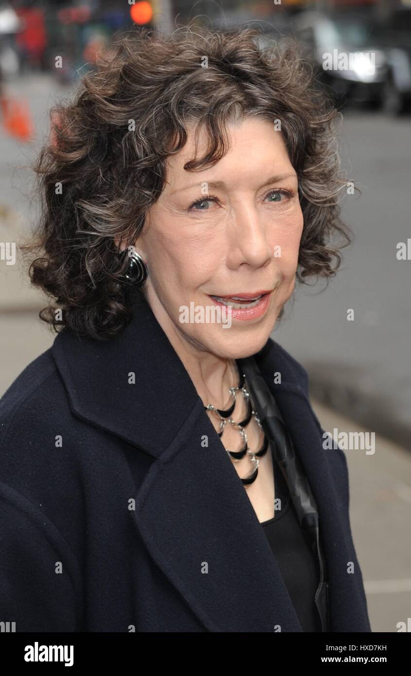 New York, NY, USA. 27th Mar, 2017. Lily Tomlin, (arriving for THE LATE ...