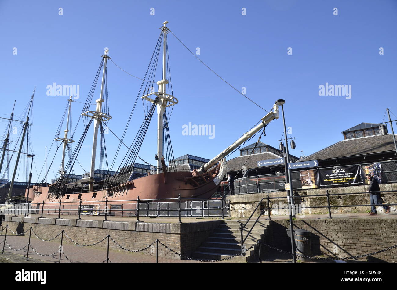 Ship london docklands hi-res stock photography and images - Alamy