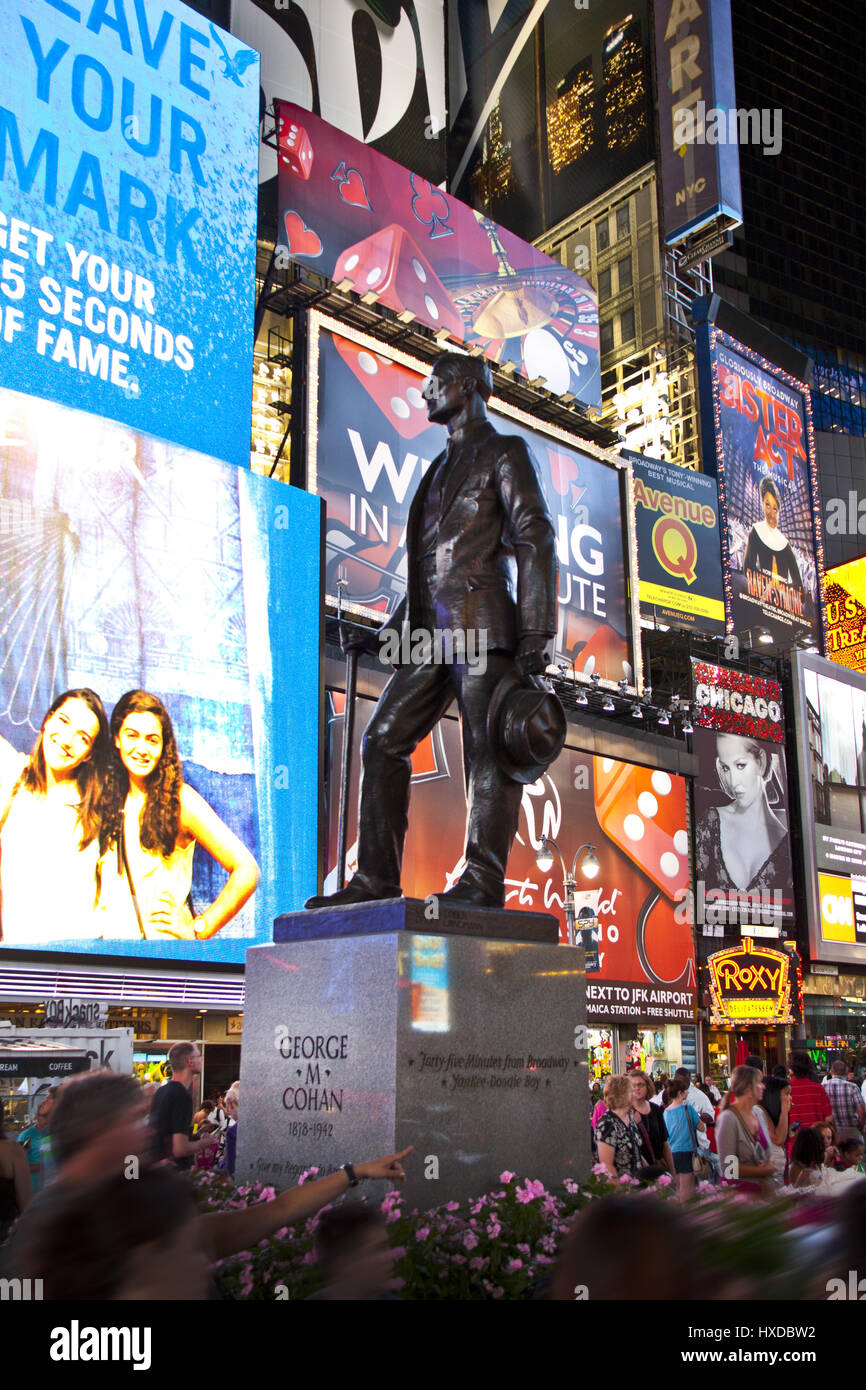 Times Square commemorative statue, New York Stock Photo - Alamy