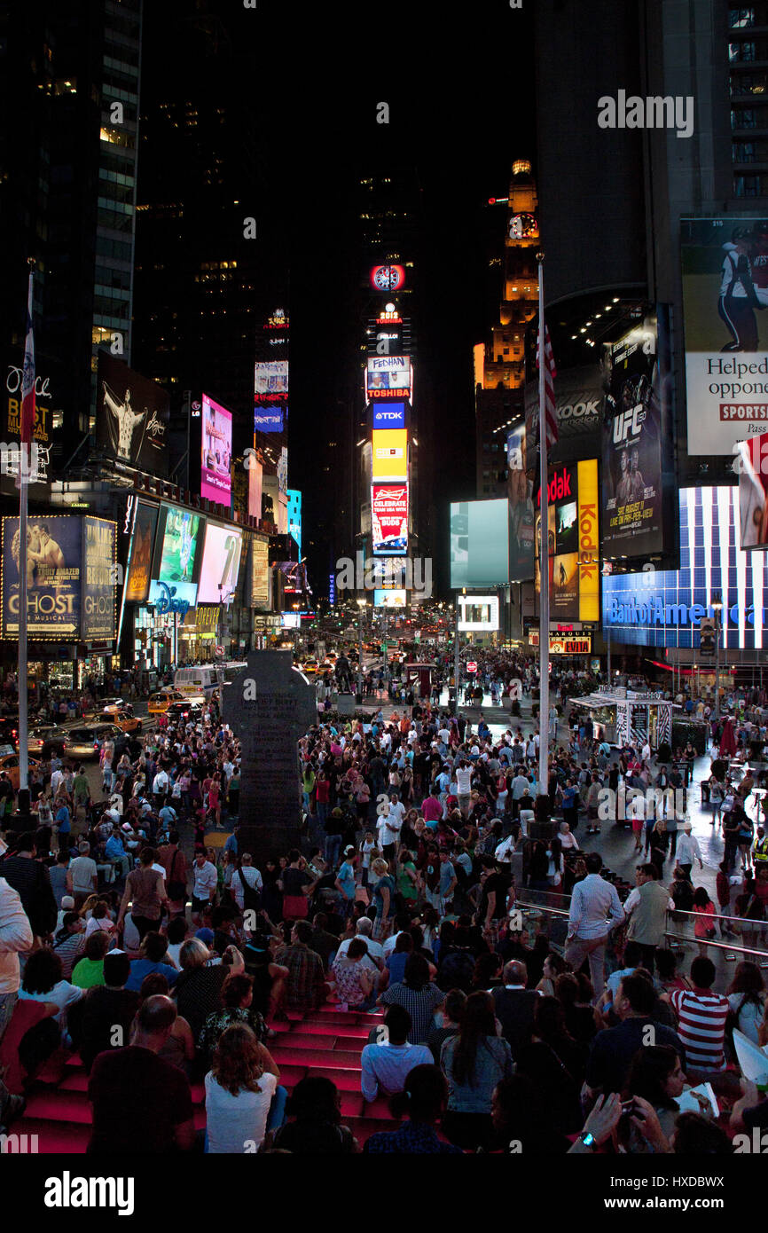 Crowds in times square hi-res stock photography and images - Alamy