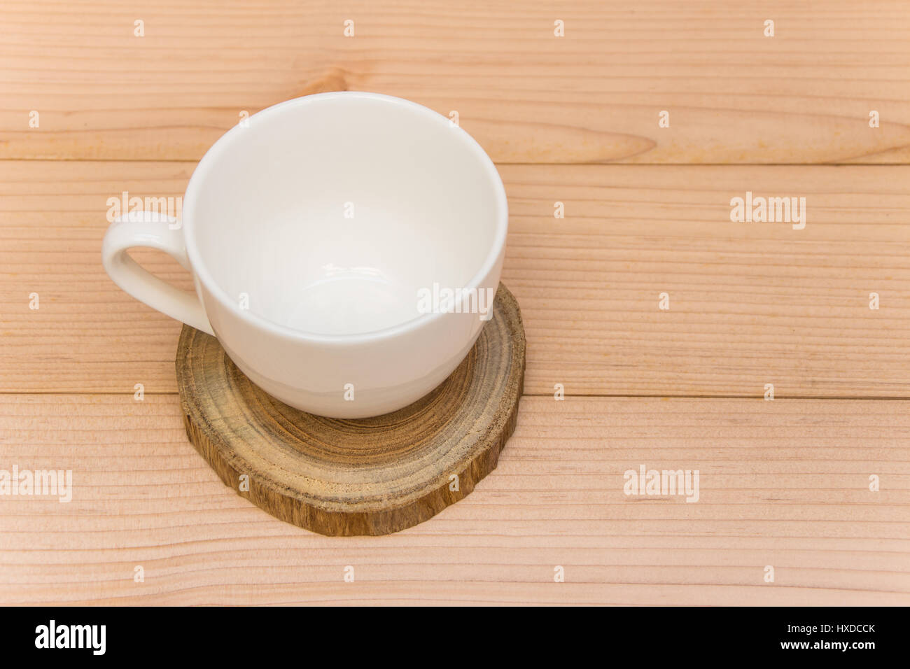 little coffee cup on the wood plate over the brown background Stock ...