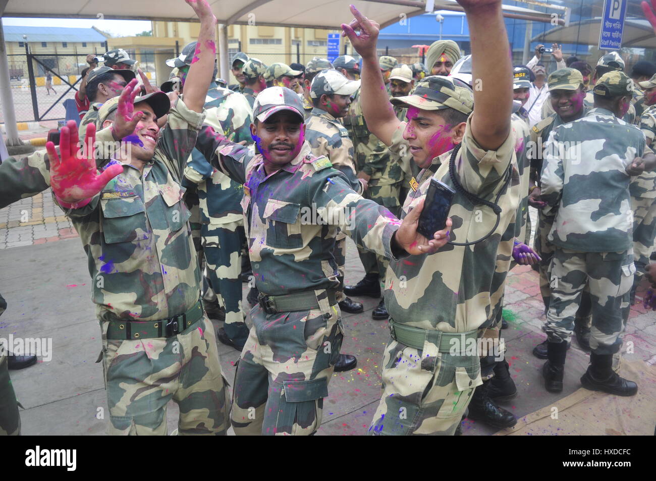 Holi between border guards of India and Bangladesh - 12/03/2017 - India ...