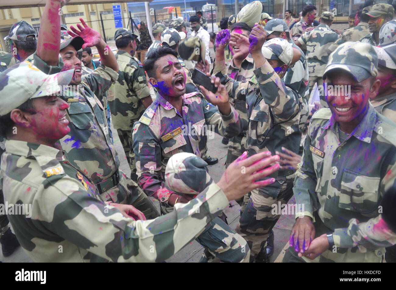 Holi between border guards of India and Bangladesh - 12/03/2017 - India ...