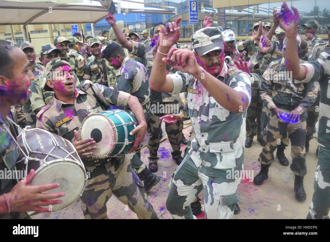 Holi between border guards of India and Bangladesh - 12/03/2017 - India ...