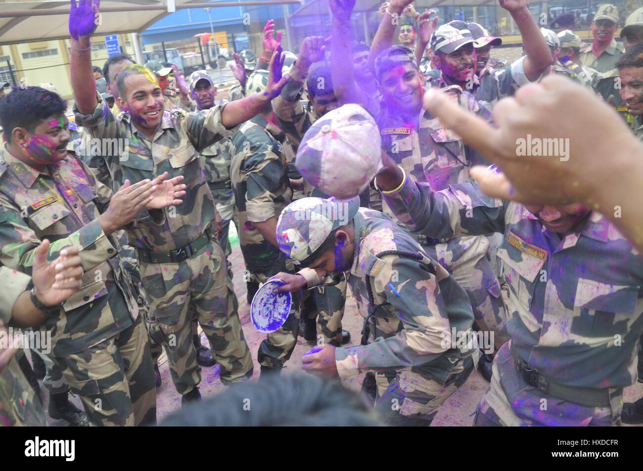 Holi between border guards of India and Bangladesh - 12/03/2017 - India ...