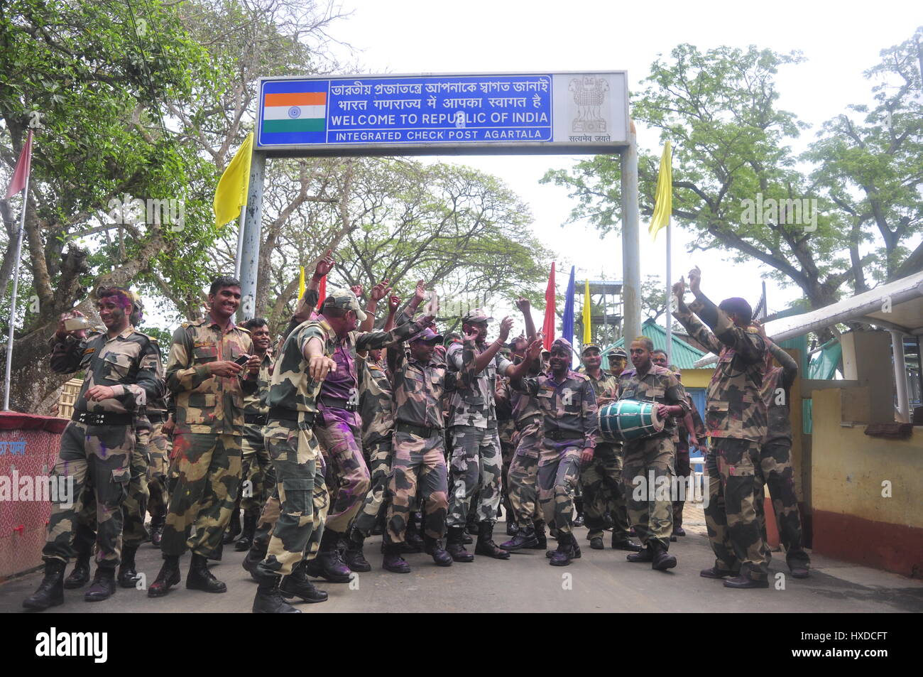 Holi between border guards of India and Bangladesh - 12/03/2017 - India ...