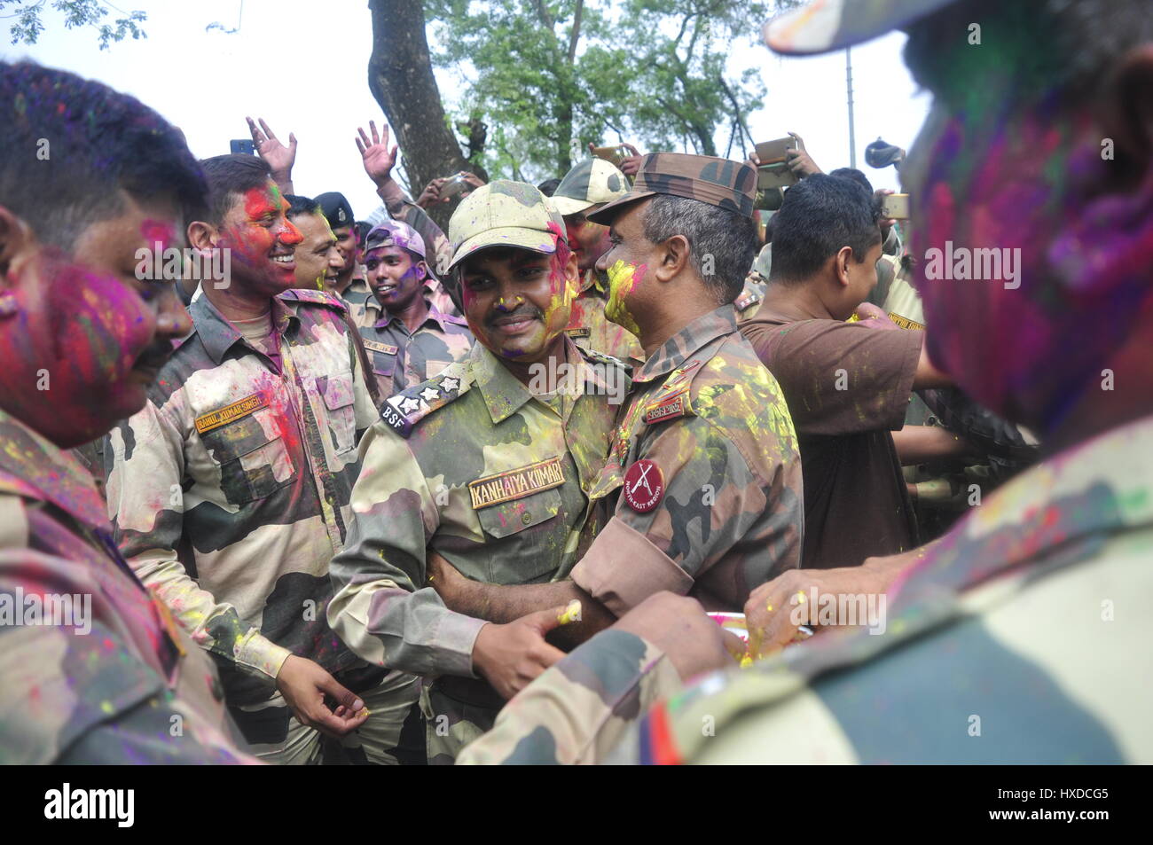 Holi between border guards of India and Bangladesh - 12/03/2017 - India ...