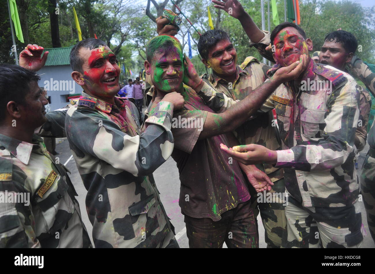 Holi between border guards of India and Bangladesh - 12/03/2017 - India ...