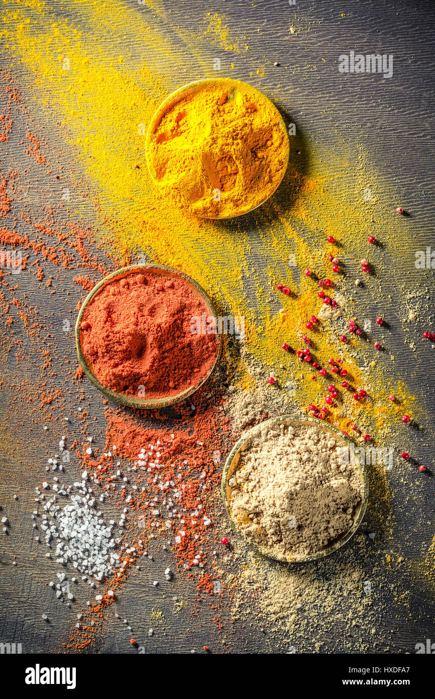 Scattered spices on the old board Stock Photo - Alamy