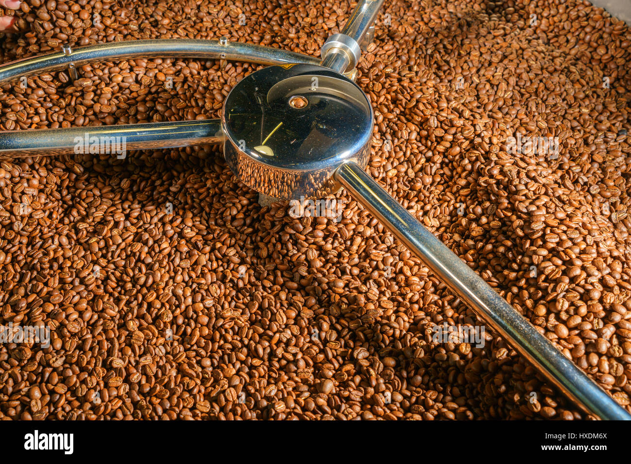 Mixing roasted coffee Stock Photo - Alamy