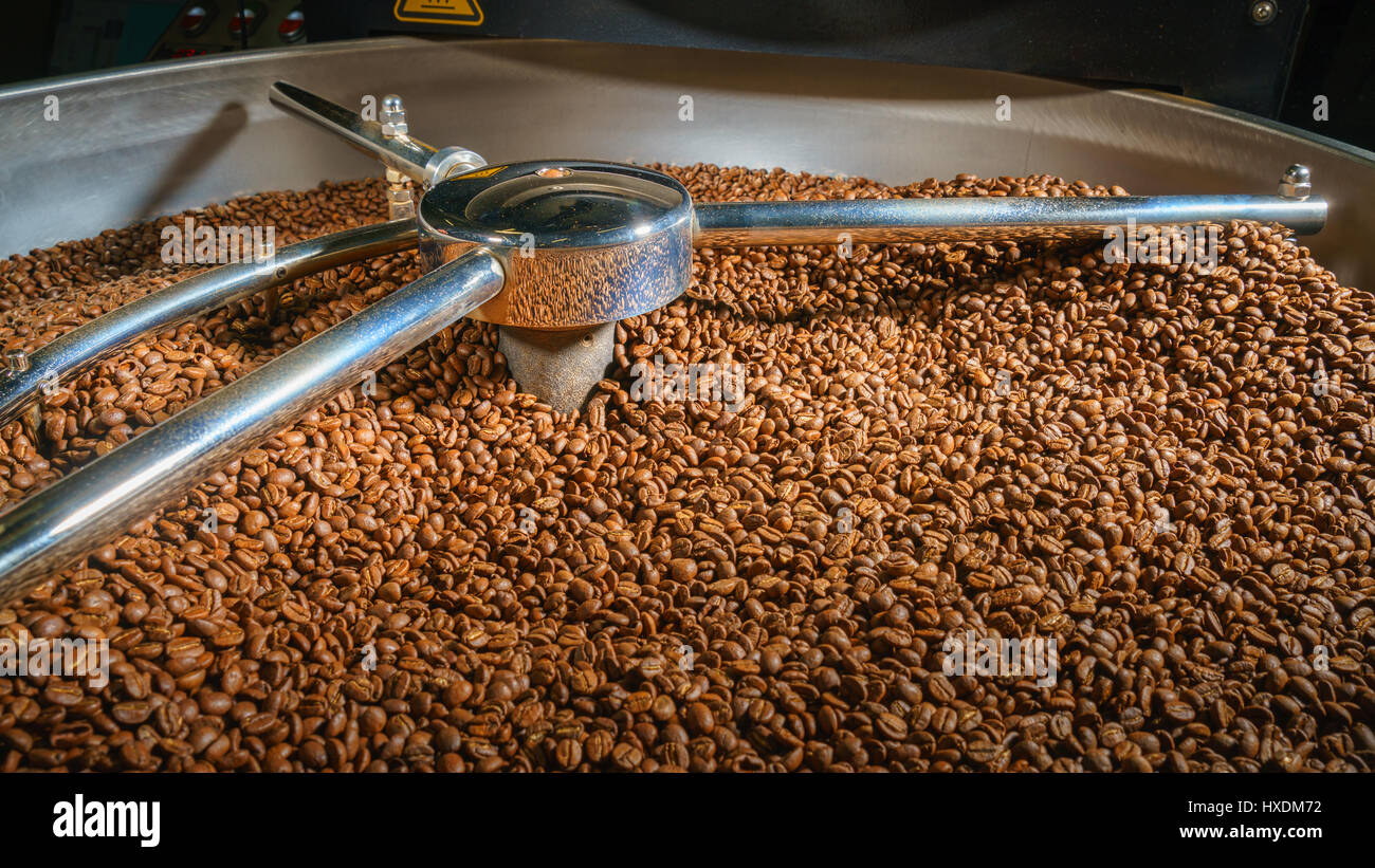 Mixing roasted coffee Stock Photo - Alamy