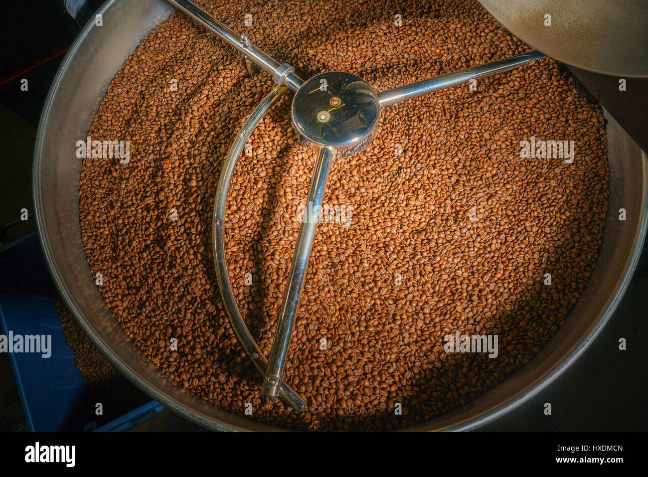 Mixing roasted coffee Stock Photo - Alamy