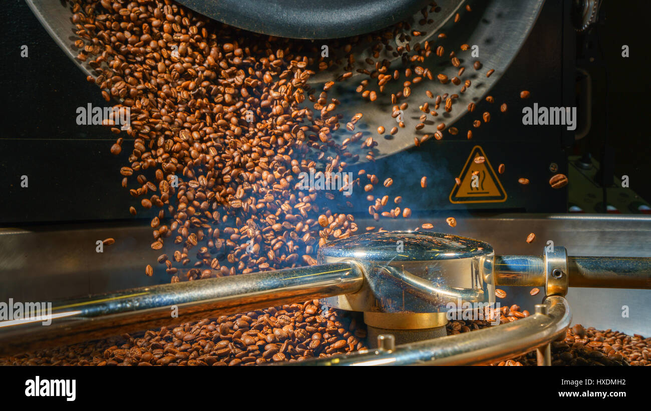 Mixing roasted coffee Stock Photo - Alamy