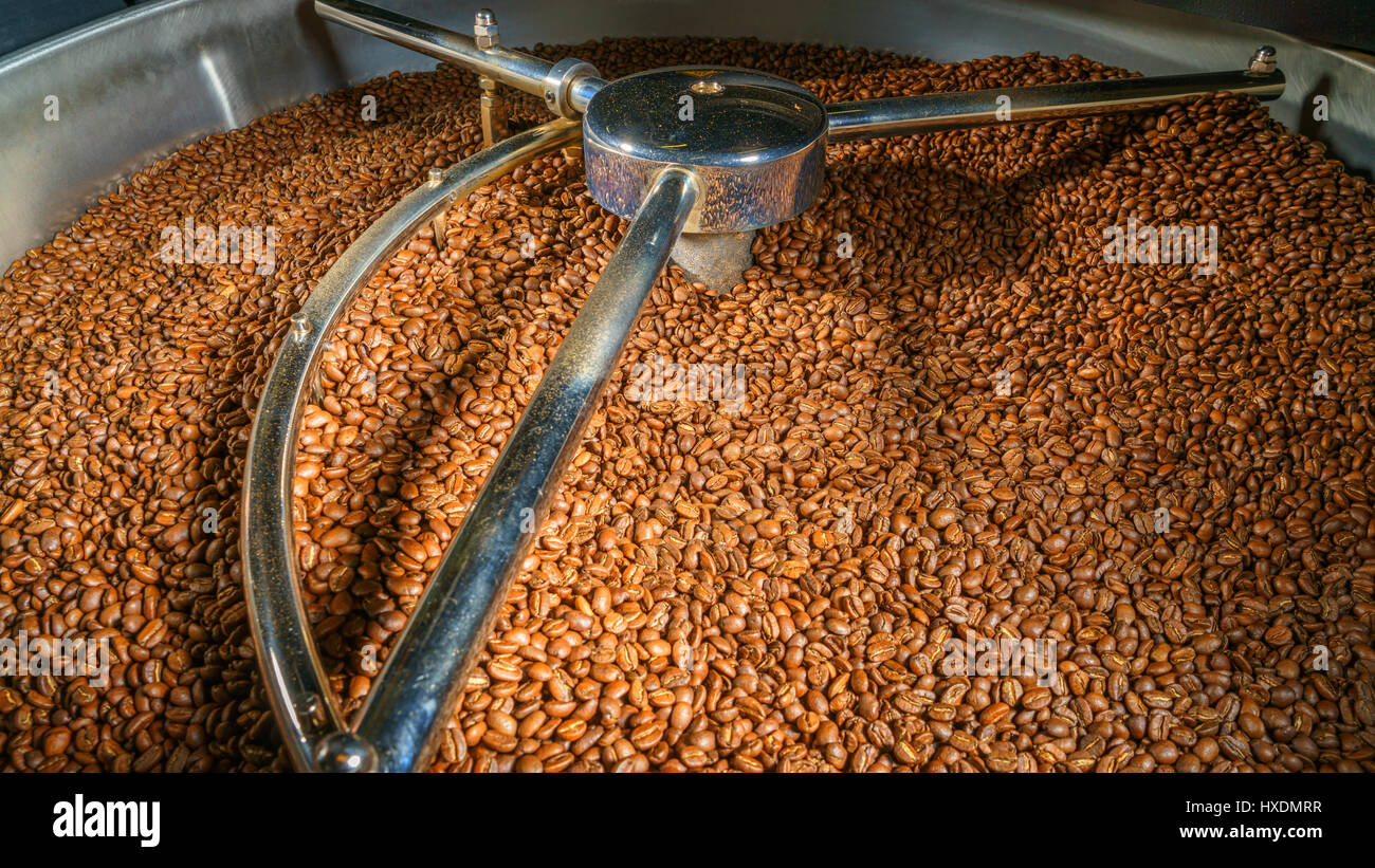 Mixing roasted coffee Stock Photo - Alamy