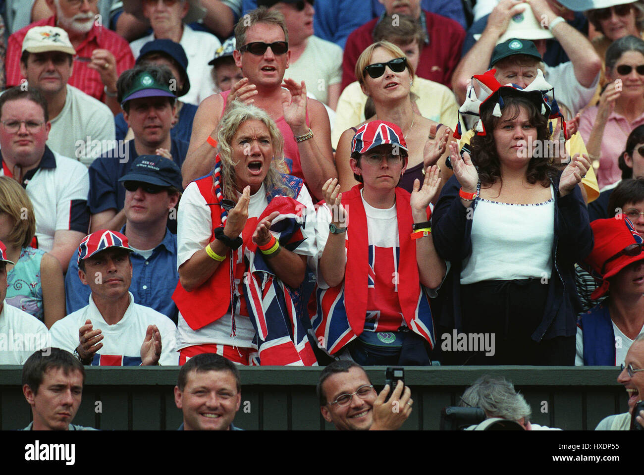 BRITISH FANS CHEER ON HENMAN WIMBLEDON 1999 30 June 1999 Stock Photo ...