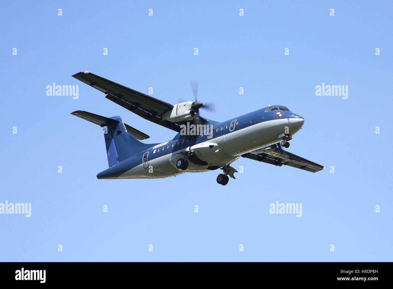 Air-screw airplane in the land flight, Propellerflugzeug im Landeanflug ...