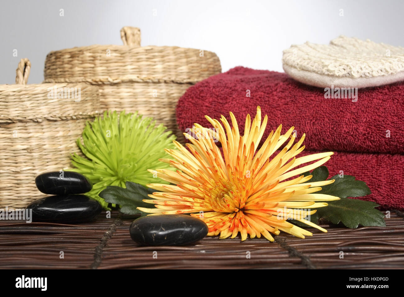 Asters and bath utensils, Astern und Badeutensilien Stock Photo - Alamy