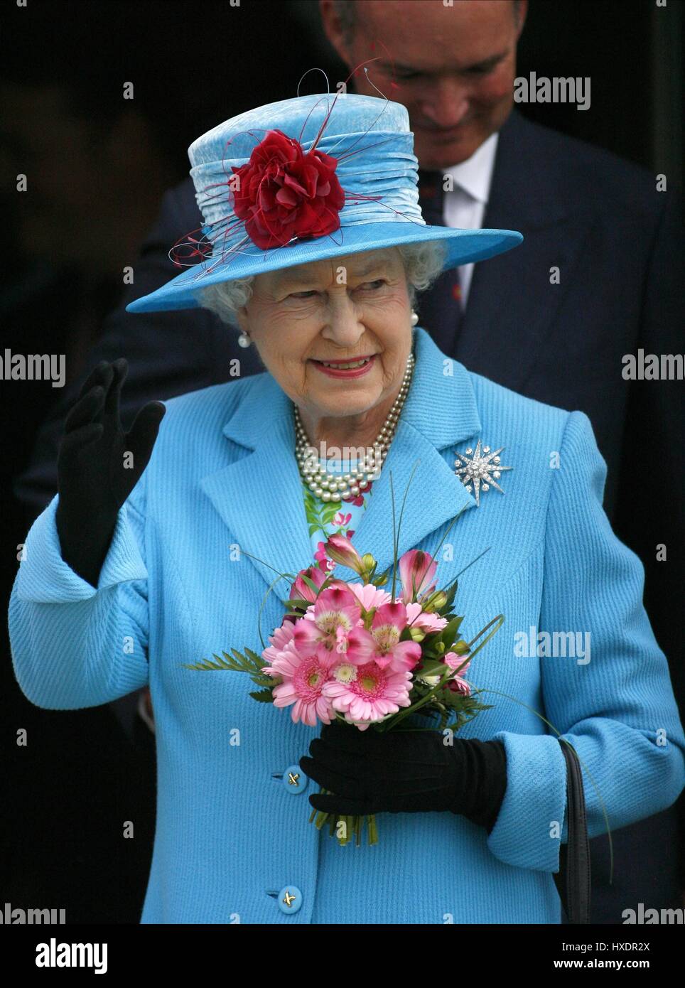 Queen elizabeth waving hi-res stock photography and images - Alamy