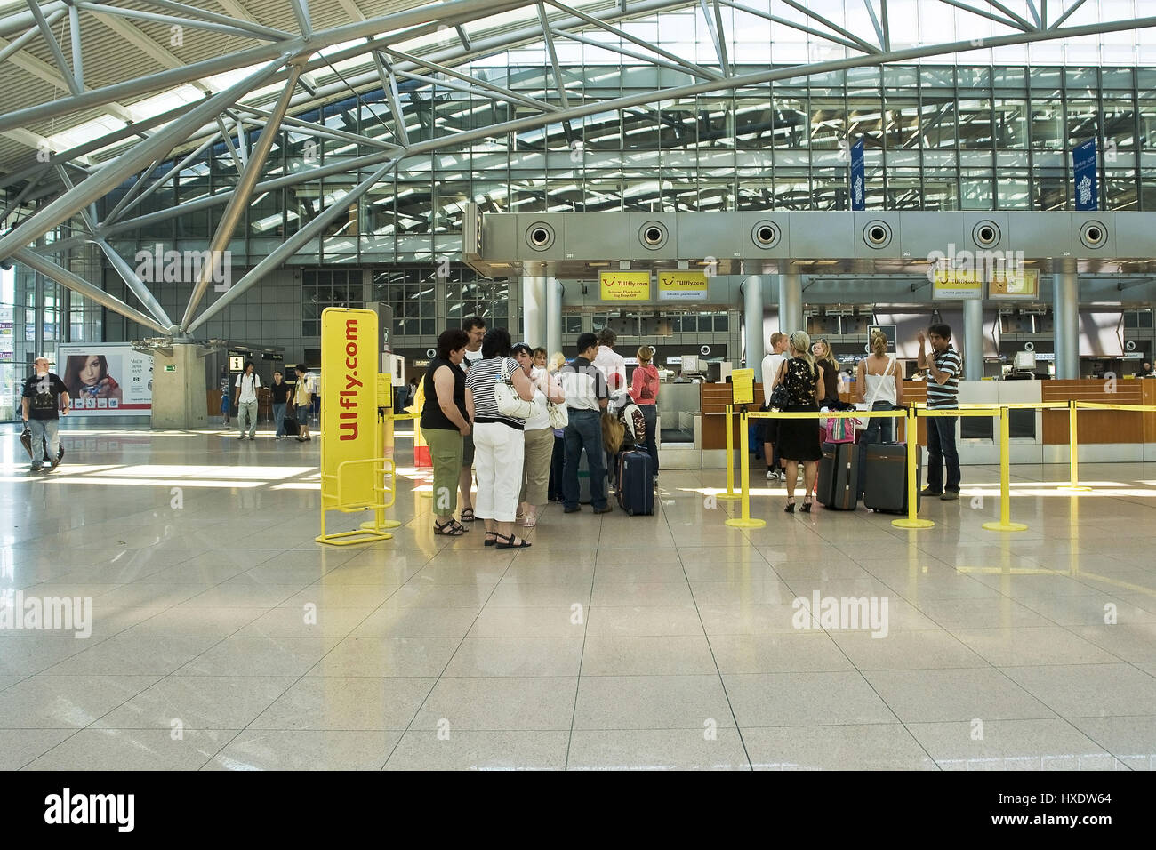 Upcoming tourists with the check in on the airport, Anstehende ...