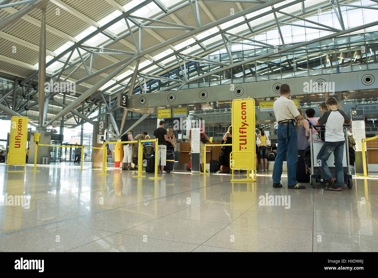 Upcoming tourists with the check in on the airport, Anstehende ...