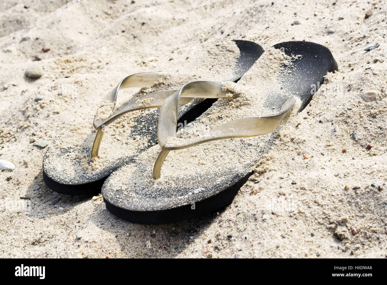 Flip flops in the sand, Flip-Flops im Sand Stock Photo - Alamy