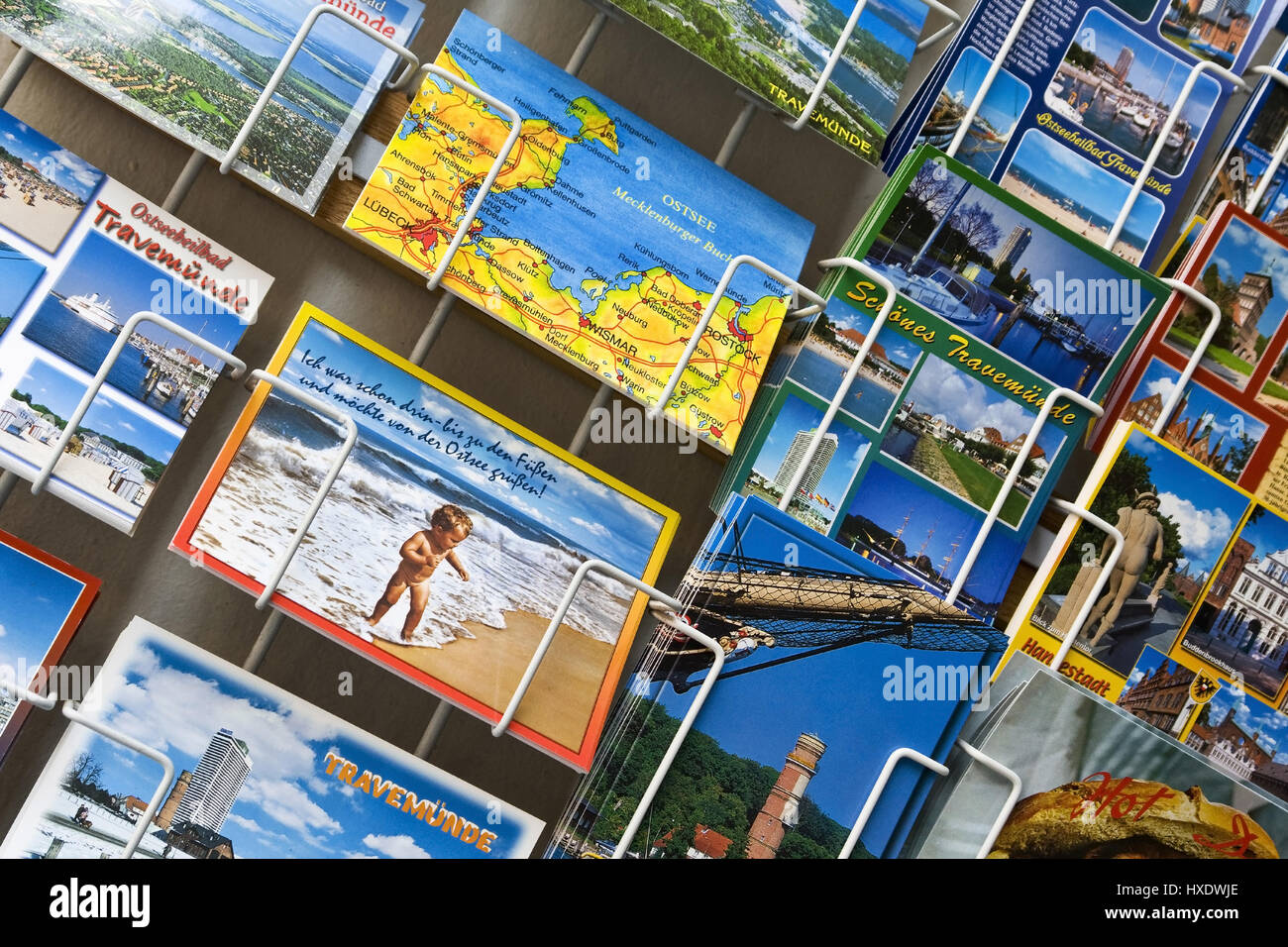 Postcards in a souvenir state, Ansichtskarten an einem Souvenirstand ...