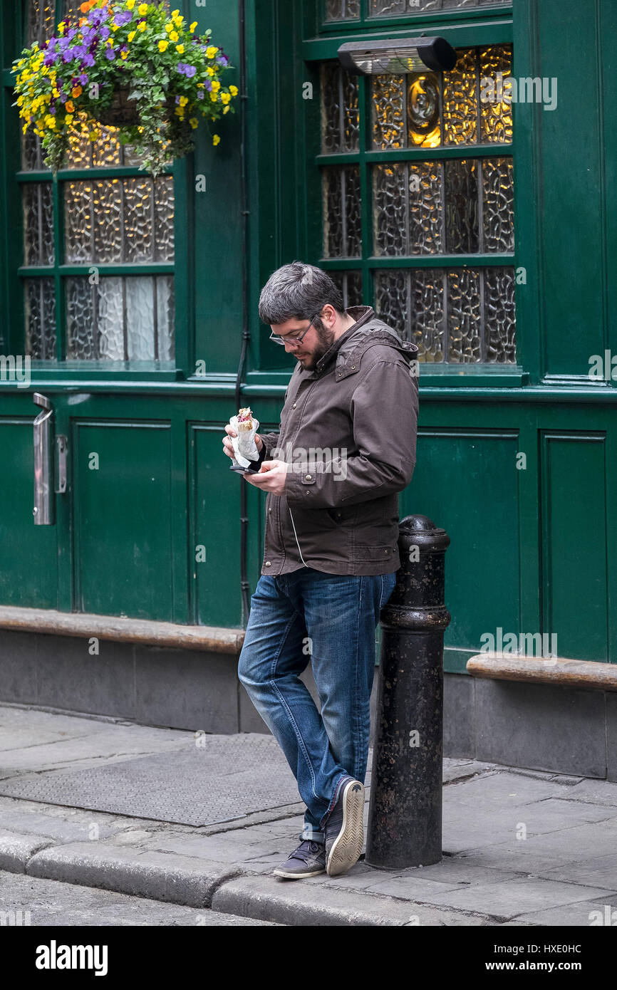 Man eating alone hi-res stock photography and images - Alamy