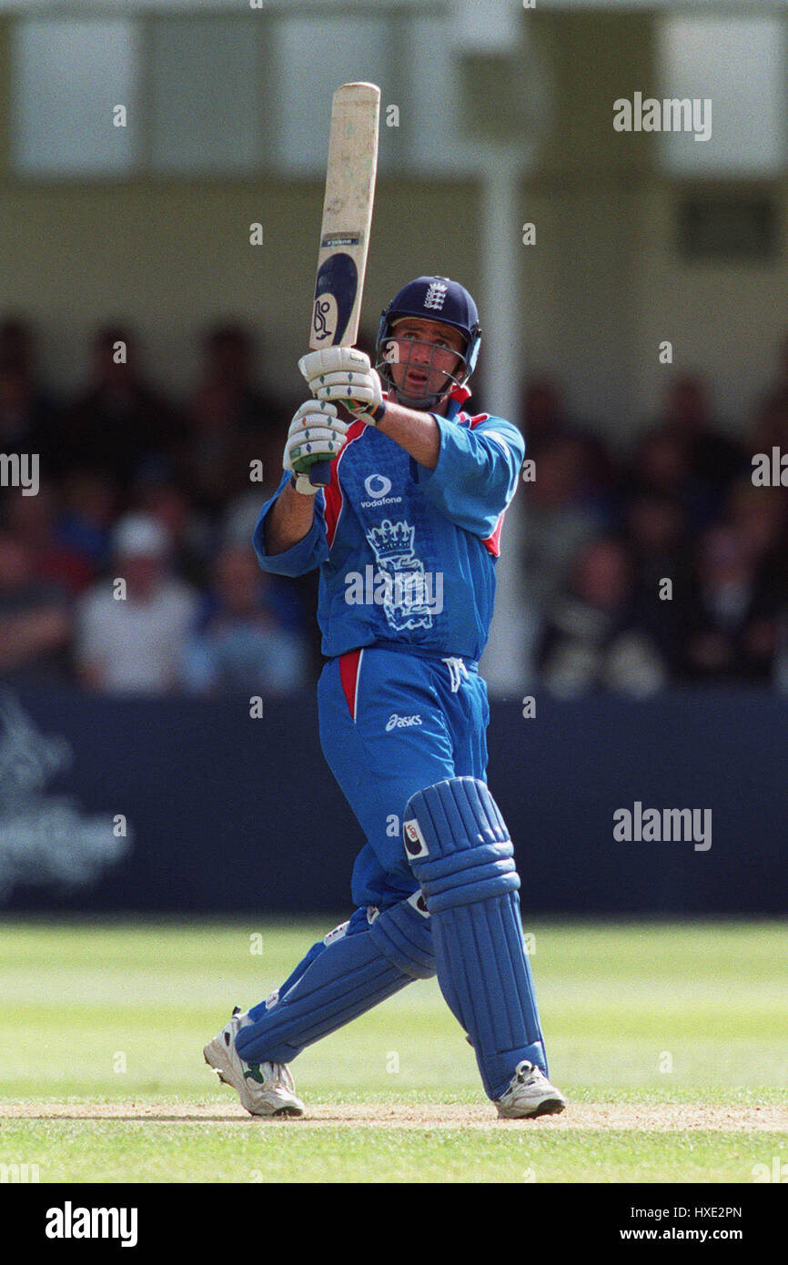 GRAHAM THORPE ENGLAND & SURREY CCC 25 May 1999 Stock Photo - Alamy