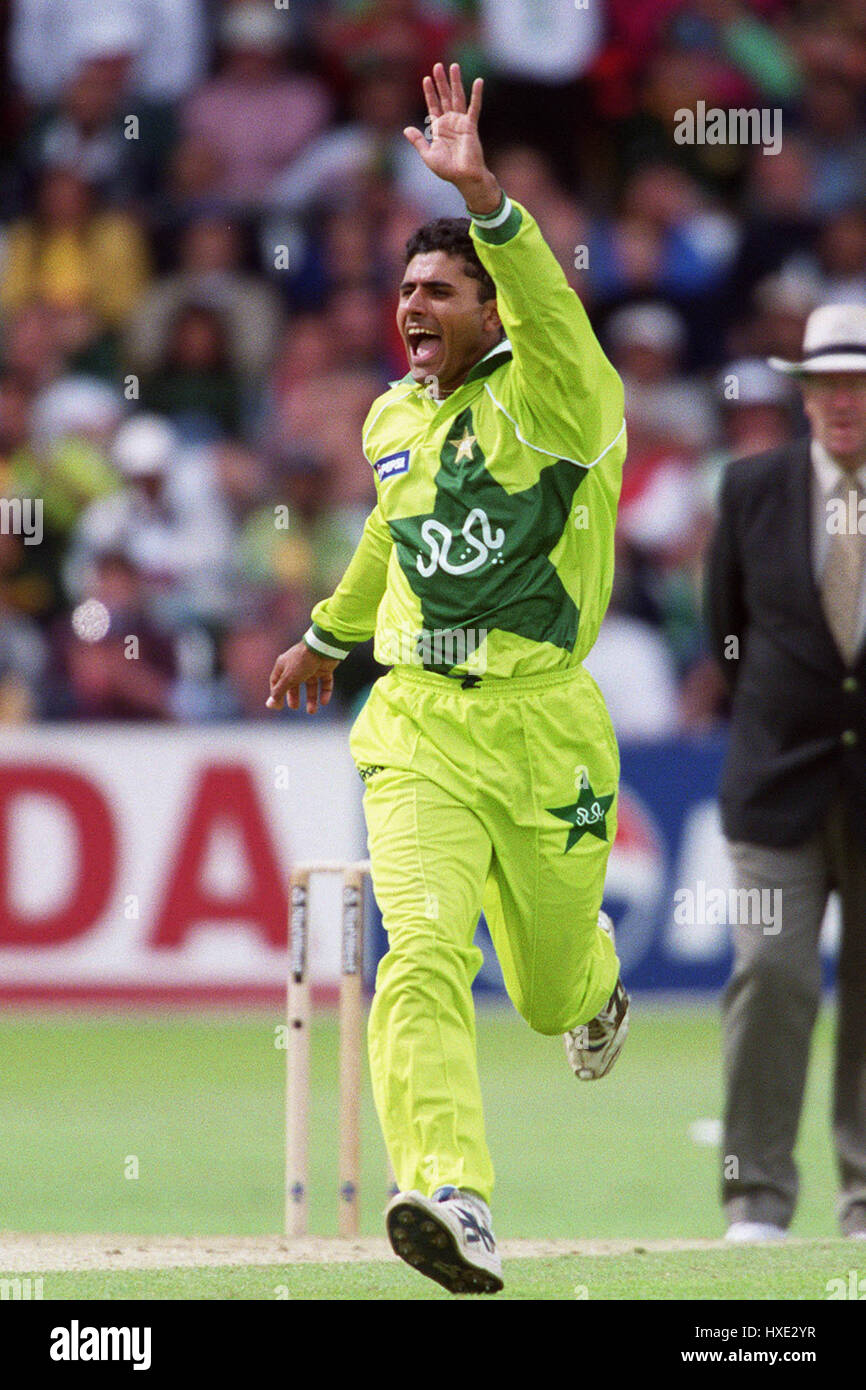 Abdul razzaq cricket hi-res stock photography and images - Alamy