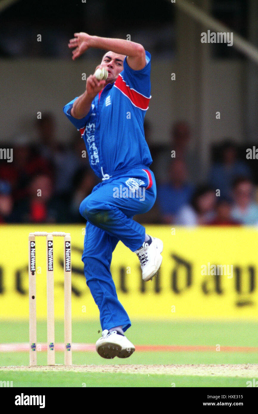 ADAM HOLLIOAKE ENGLAND & SURREY CCC 29 May 1999 Stock Photo - Alamy
