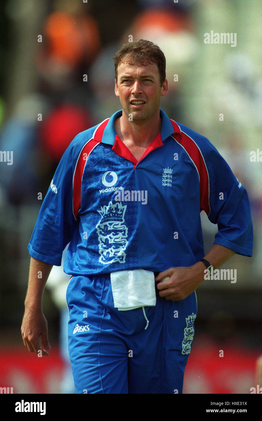 ANGUS FRASER ENGLAND & MIDDLESEX CCC 29 May 1999 Stock Photo - Alamy