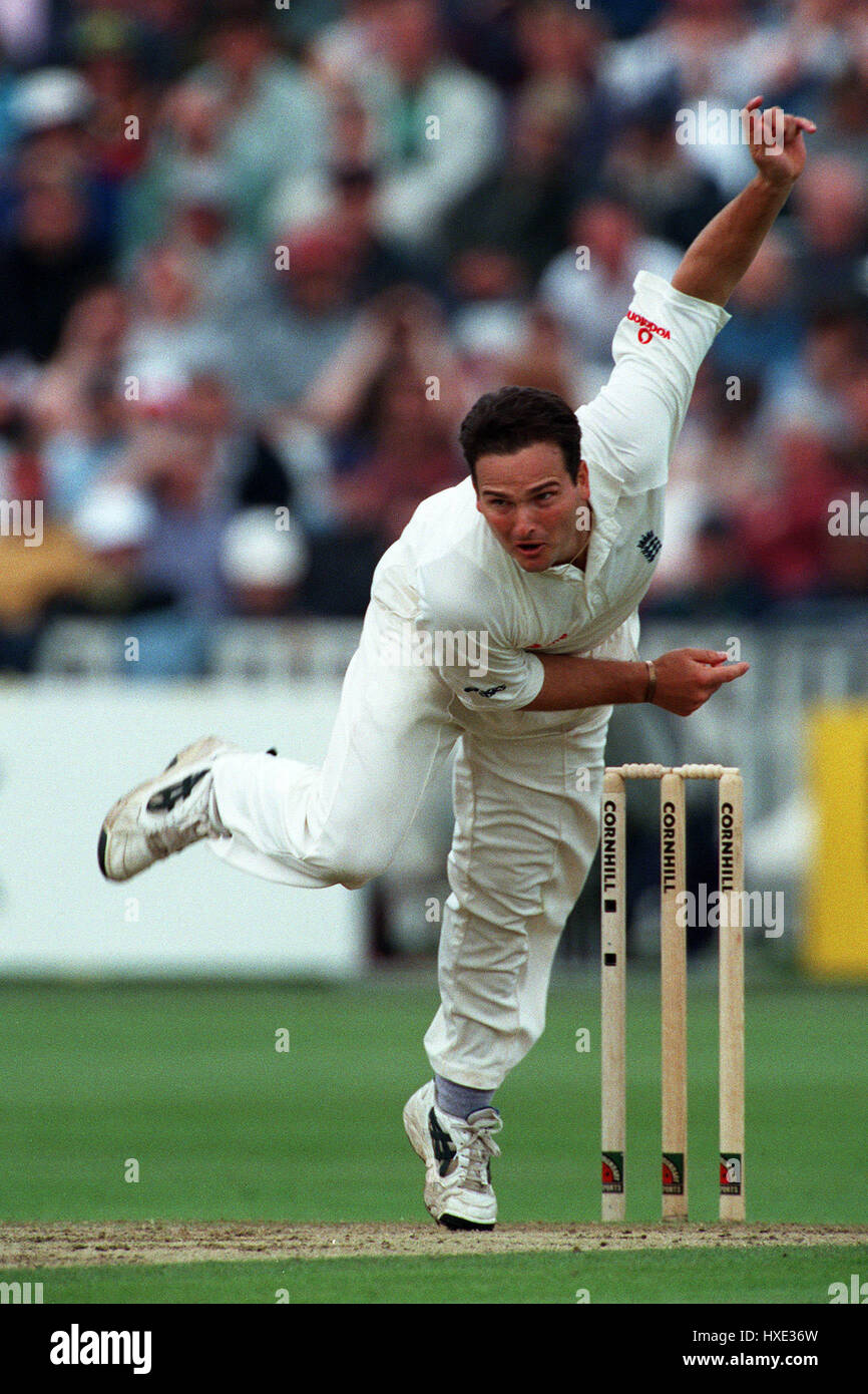 Cricket mark ealham hi-res stock photography and images - Alamy