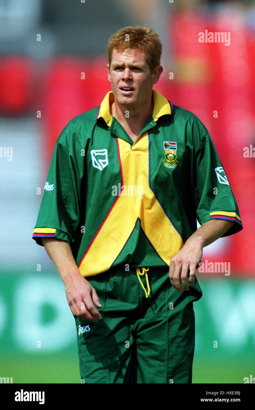 SHAUN POLLOCK SOUTH AFRICA & NATAL 19 May 1999 Stock Photo - Alamy