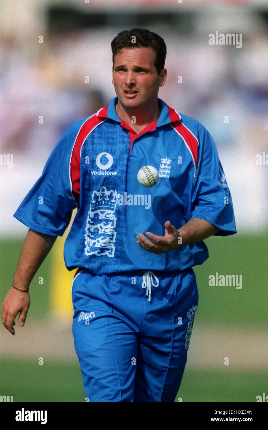 Cricket mark ealham hi-res stock photography and images - Alamy
