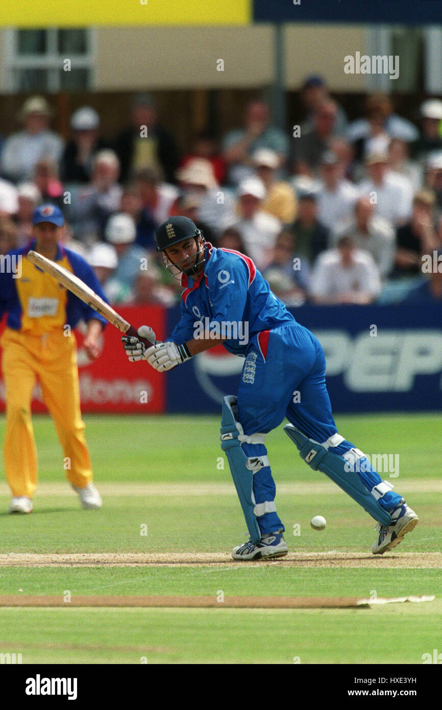 Cricket hollioake batting hi-res stock photography and images - Alamy