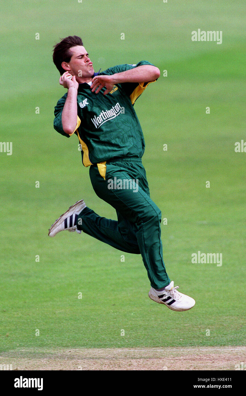 JASON GALLIAN NOTTINGHAMSHIRE CCC 09 May 1999 Stock Photo - Alamy