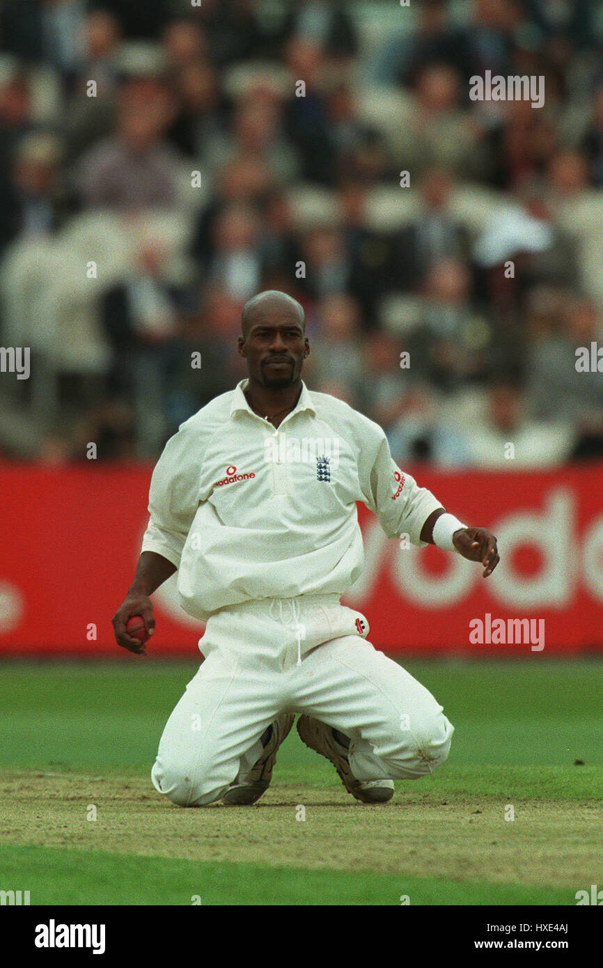 CHRIS LEWIS ENGLAND & LEICESTERSHIRE CCC 27 May 1998 Stock Photo - Alamy