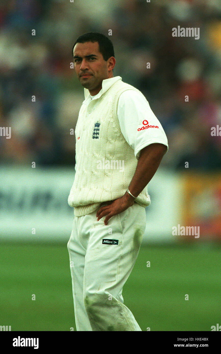 ADAM HOLLIOAKE ENGLAND & SURREY CCC 27 May 1998 Stock Photo - Alamy