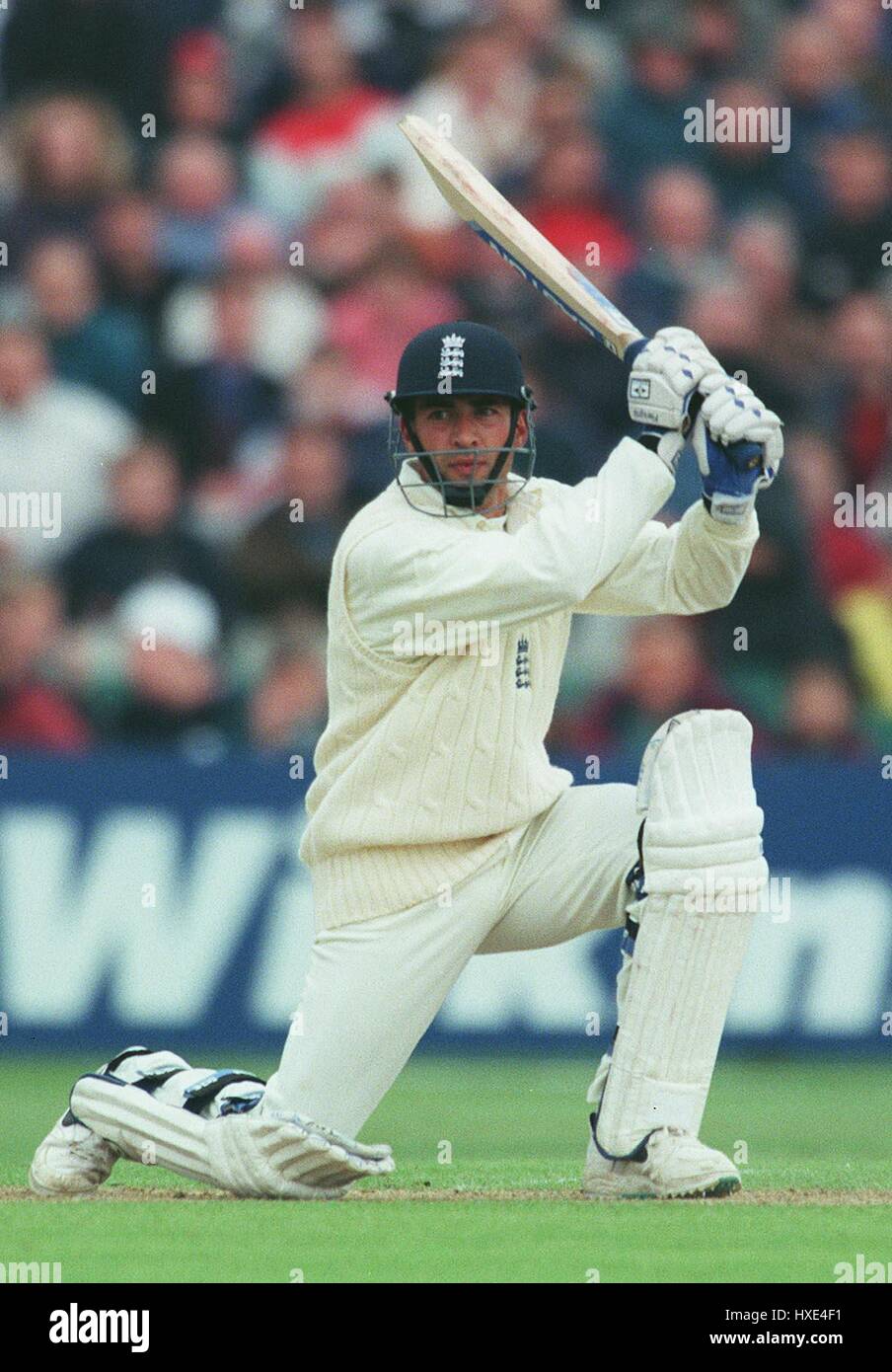 Cricket hollioake batting hi-res stock photography and images - Alamy