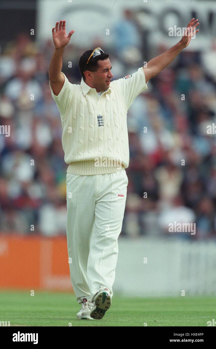 Cricket hollioake hi-res stock photography and images - Alamy