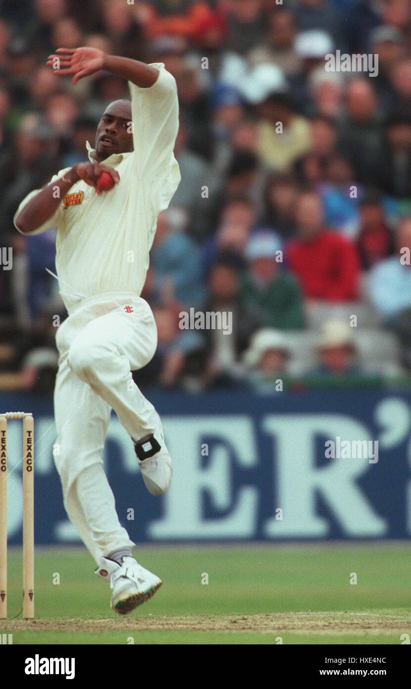 CHRIS LEWIS ENGLAND & NOTTINGHAM CCC 04 June 1996 Stock Photo - Alamy