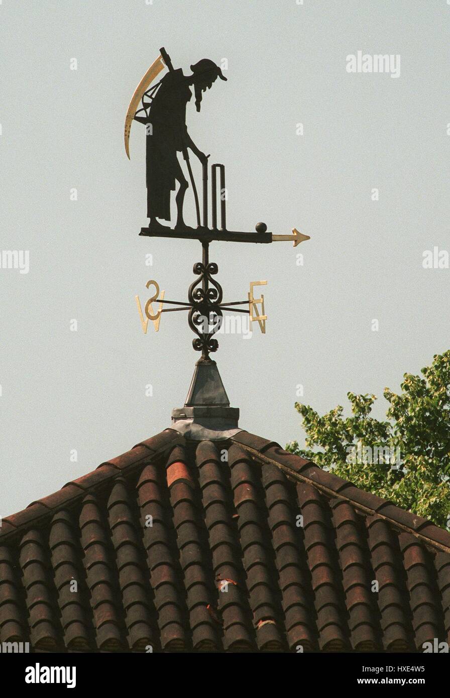 WEATHER VINE AT LORDS CRICKET GROUND 26 June 1995 Stock Photo - Alamy