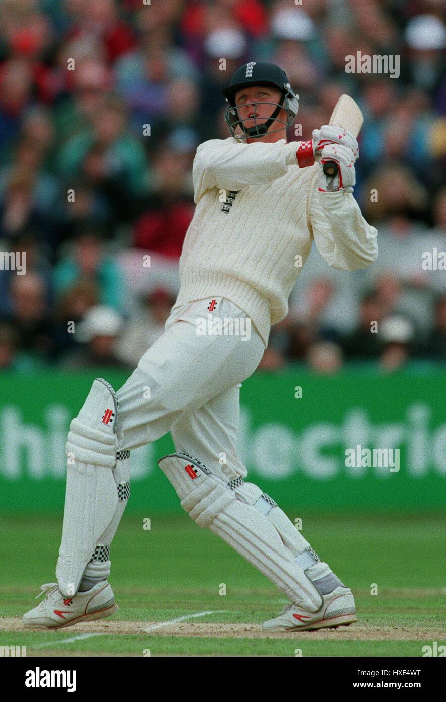 PETER MARTIN. ENGLAND & LANCASHIRE CCC 25 June 1995 Stock Photo - Alamy