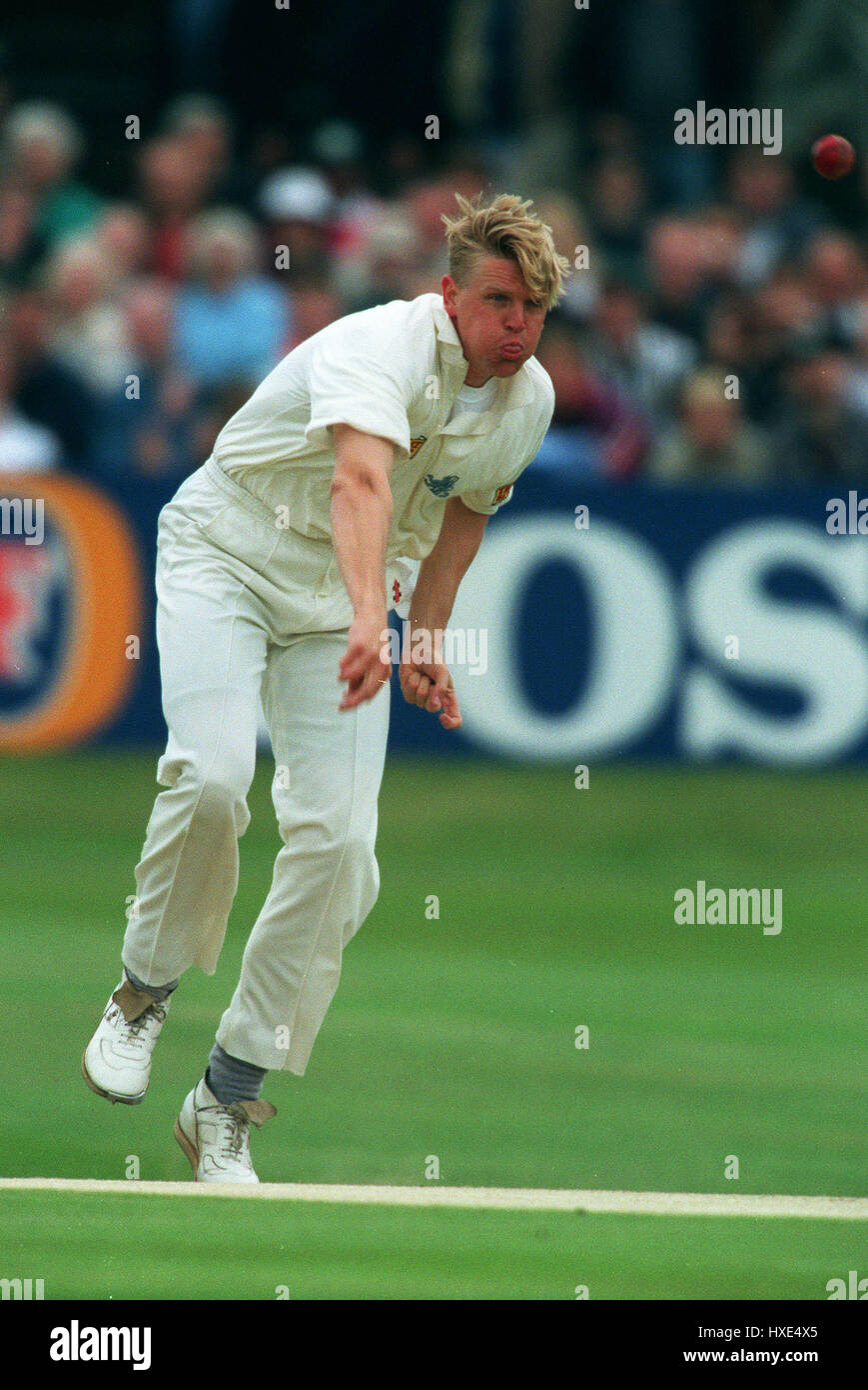 PETER MARTIN. ENGLAND & LANCASHIRE CCC 25 June 1995 Stock Photo - Alamy